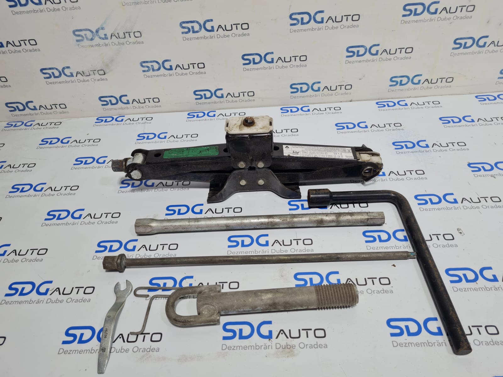 Set cric roti, cheie + diverse accesorii care se vad in poze Renault ...